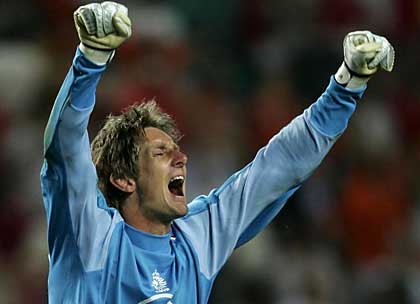 24 oranges » Famous Dutch goalie breaks UK record24 oranges